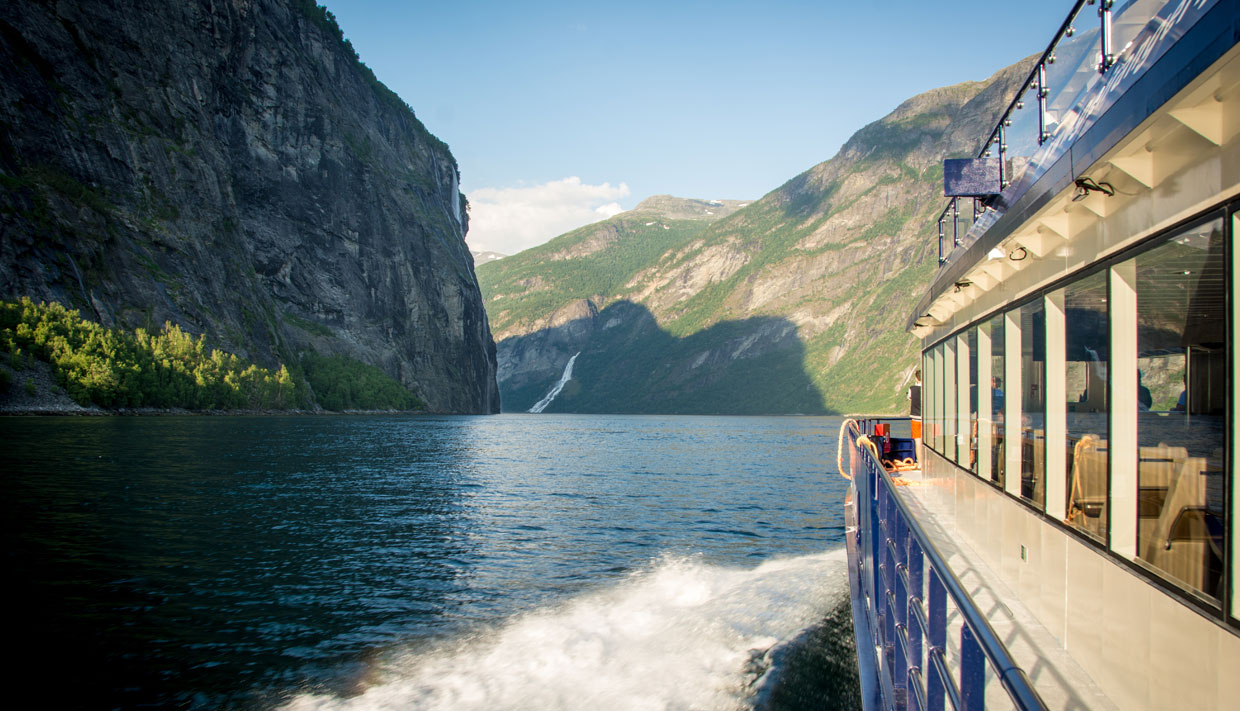 Sightseeing tour mit dem Ausflugsschiff auf dem Geirangerfjord